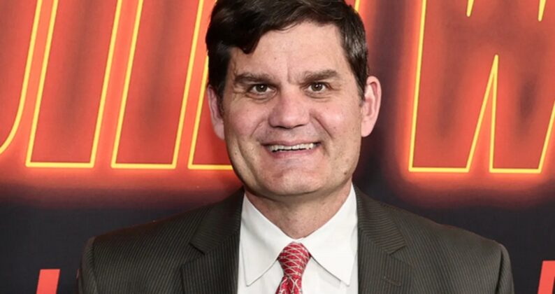 Ballerina : Qui est Jason Constantine a qui rend on rend hommage